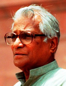George Fernandes takes down Sonia's portrait | IndiaFactsIndiaFacts
